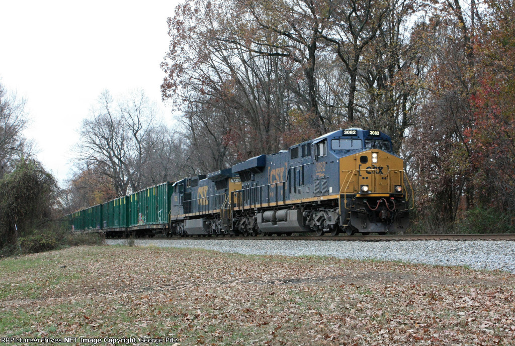 CSX 3082 and train Q702